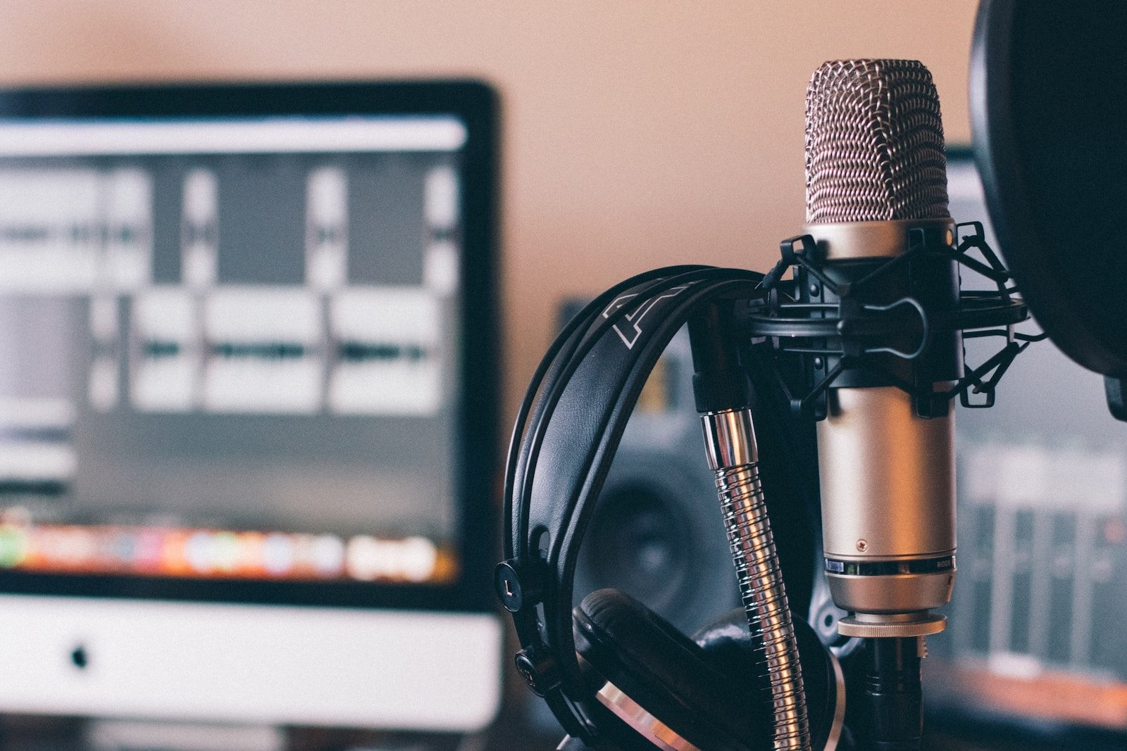 9 Essential Tips for Interviewing Music Artists